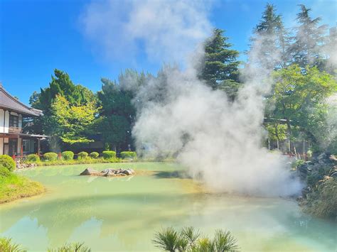 No 5 白池地獄 和風庭園にある白池地獄は噴出した無色透明の温泉が池の底面に落ちる際に温度と圧力が低下することにより自然と蒼白い色合い