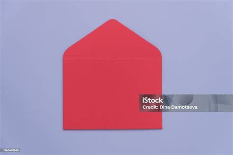 파란색 배경에 빨간색 봉투가 열립니다 텍스트의 여지가 있습니다 세련된 발렌타인 데이 카드 사랑의 선언 결혼식 생일 또는