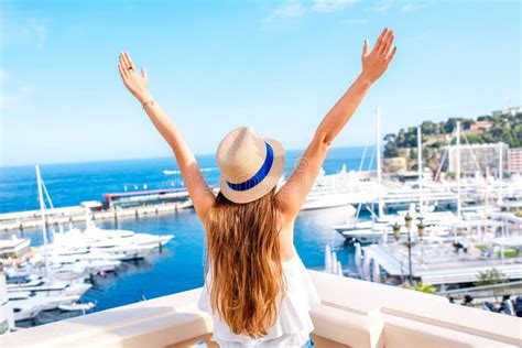 Donna Che Viaggia Nel Monaco Fotografia Stock Immagine Di Lusso