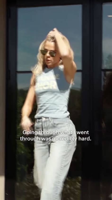 Khloe Kardashians Tiny Waist Nearly Drowns In Baggy Jeans As She Looks