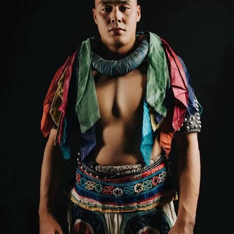 Бүсгүйчүүдийн краш Өвөр Монголын бөх С Төмөрбаатар хуримлажээ