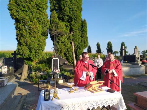 Msza święta na cmentarzu parafialnym Parafia ŚW ANTONIEGO W ŁAŹNIEWIE