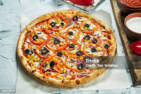 양파 올리브 토마토 옥수수 레드 소스와 홈 메이드 오븐 구운 피자 채식 바삭바삭한 피자 밝은 배경에 토마토와 구성 0명에 대한