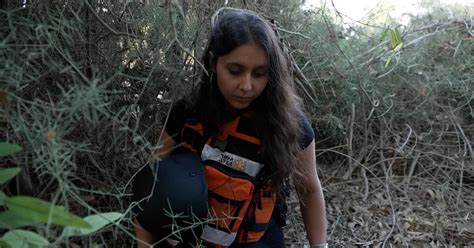 KIJK Aliza Samuel Overleefde Hamas Aanslag En Keert Voor Het Eerst