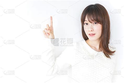 年轻女子指着什么东西