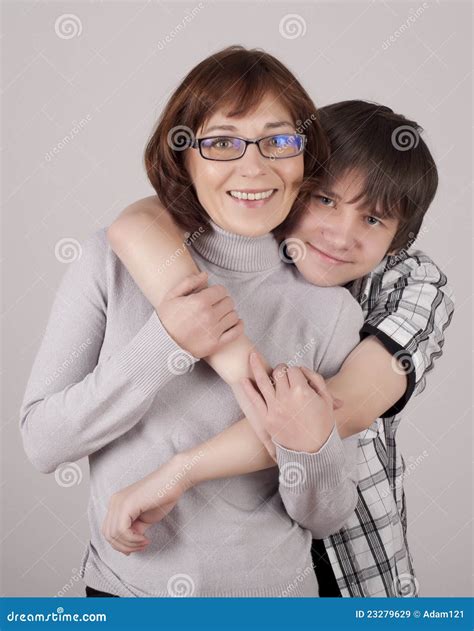 La Madre Y El Hijo Son Juntos Y Sonríen Imagen de archivo Imagen de abrace piense