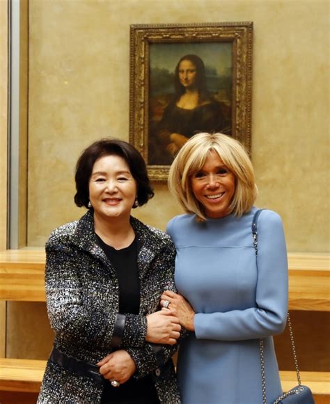 조교환 기자 4 서울경제 김건희 팔짱 불편과거 김정숙·마크롱도 팔짱” 언론의 항문사랑