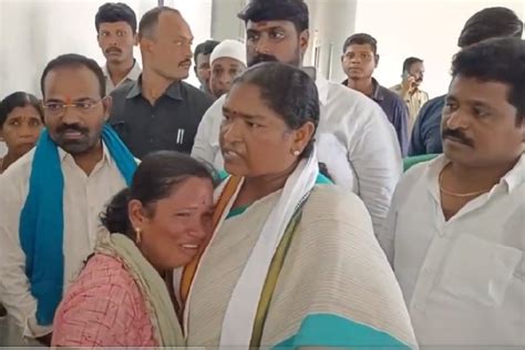ప్రజాస్వామ్యంలో ఉన్నమా పాకిస్థాన్ లోనా పోలీసులపై ఎమ్మెల్యే సీతక్క