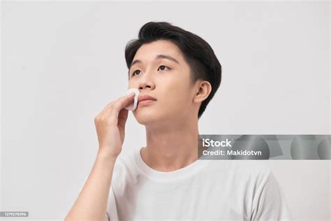 흰색 배경에 고립 된 그의 얼굴에 면 패드를 사용하여 자신감 젊은 남자의 아름다움 초상화 20 24세에 대한 스톡 사진 및 기타