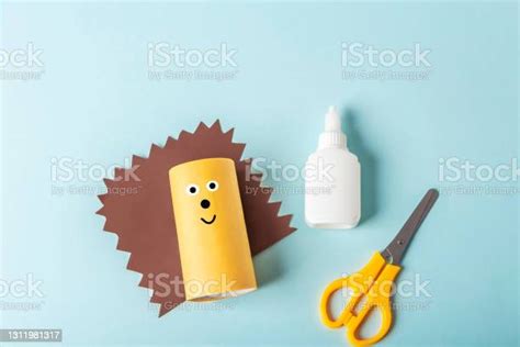 Diy와 아이들의 창의력 단계별 지시 화장실 롤 튜브에서 고슴도치를 만드는 방법 Step2 접착제는 종이로 롤을 하고 눈과 코를