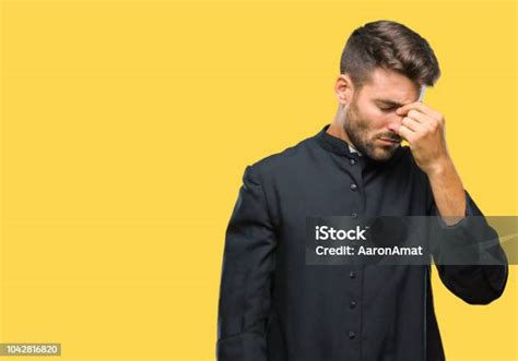 코와 눈 피로 두통 느낌 바르고 피곤된 격리 된 배경 위에 젊은 가톨릭 기독교 성직자 남자 스트레스와 좌절 개념입니다 건강관리와