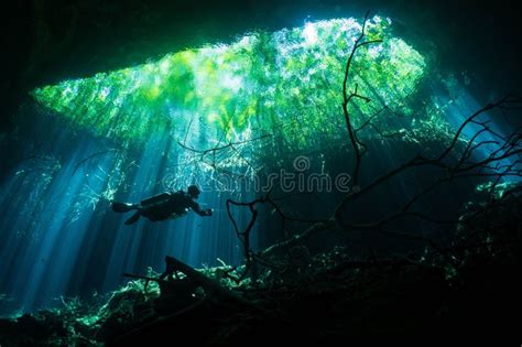 Buceo Explorando Una Cueva Bajo La Superficie Del Agua Iluminada Por