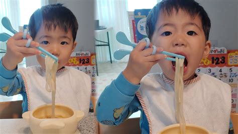 우동🍜 놀이 하다가 우동🍜 먹고 싶다 해서 급 우동🍜 먹기 ㅋㅋ 젓가락🥢 처음 써보기 25개월아기 아기먹방 Youtube