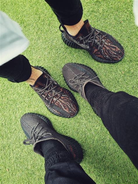 NEW YZY SLIDE REVEALED IN SMOKE GREY : r/yeezys