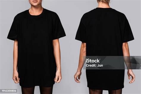 회색 배경에 설정된 빈 공간이 있는 검은색 오버사이즈 티셔츠를 입은 여성의 앞면과 뒷면 모습 모형에 이상적입니다 30 34세에 대한 스톡 사진 및 기타 이미지 Istock