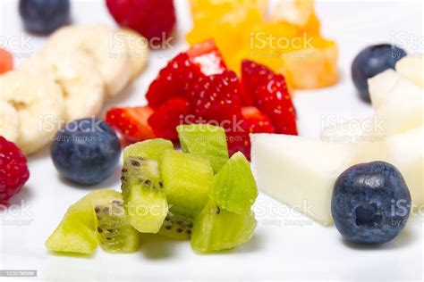 화이트 플레이트에 현대 신선한 과일 샐러드 화이트 플레이트 건강한 음식 스타일에 혼합 과일 흰색 배경에 신선한 과일과 열매의 유용한 과일 샐러드 0명에 대한 스톡 사진 및