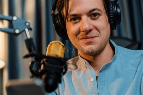 Smart Broadcaster Creating Facial Portrait On Live Social Media