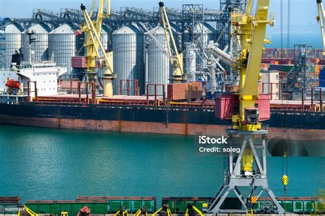 산업 항구 인프라 해상 크레인 및 건화물선 곡물 사일로 벌크 캐리어 선박 및 곡물 저장 엘리베이터 해상화물 운송의 개념 0명에 대한 스톡 사진 및 기타 이미지 Istock