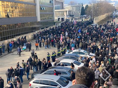 თბილისის საქალაქო სასამართლოსთან ხმაური და დაპირისპირებაა პოლიციამ სავარაუდოდ ე წ წიწაკის