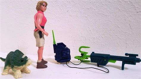 Jurassic Park Series 1 Ellie Sattler W All Accessories And Hatchling