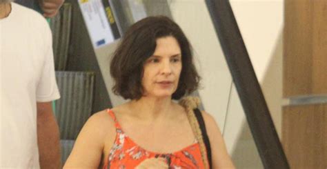 Helena Ranaldi faz rara aparição o marido em shopping no Rio