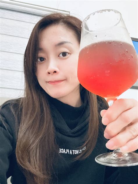 晚上喝的是金色三麥的草莓梅酒🍓 在杯口邊緣加了跳跳糖～¯︶¯ 覺得好搭呀😄😄😄 單純喝覺得還不錯👍🏻👍🏻👍🏻