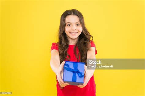 추가 보너스 좋은 선물에 감사함을 느낍니다 놀라움과 쾌적한 선물 상자 아이 해피 홀드 기프트 박스 아이 소녀는 선물을 기쁘게 예상치 못한 놀라움 생일축하습니다 아이 사랑