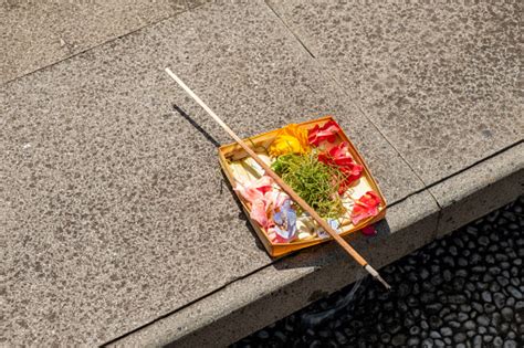꽃과 향기로운 막대기와 발리의 신들에게 전통 발리 요리 0명에 대한 스톡 사진 및 기타 이미지 0명 기도하기 꽃 식물