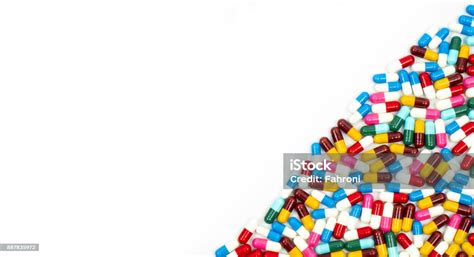彩色的抗生素膠囊藥片在白色背景下與複製空間隔離耐藥性概念抗菌藥物使用合理的全球保健概念 照片檔及更多 健保和醫療 照片 健保和醫療 全球