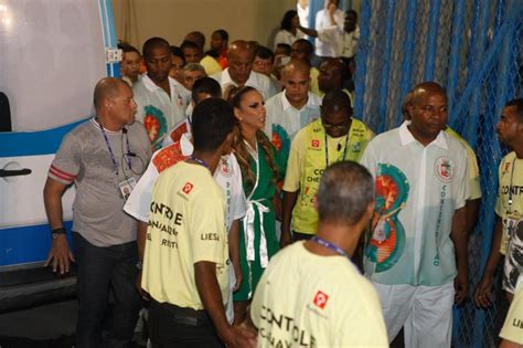 EGO Ivete Sangalo leva Sapucaí à loucura durante desfile das Campeãs