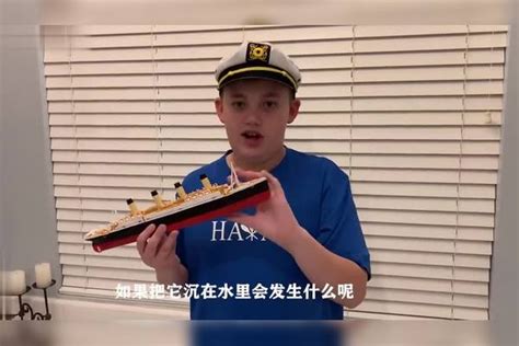使用乐高拼装泰坦尼克号，模仿沉船景象，脑洞不是一般人能