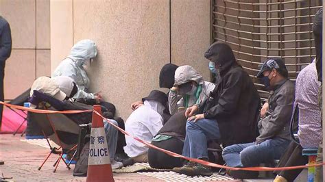 【民主派顛覆政權案】法院外有市民通宵排隊等候旁聽 多名警員附近戒備 無綫新聞tvb News