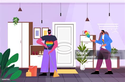 게이 청소 집 두 남자 하우스 키핑 트랜스 젠더 사랑 Lgbt 커뮤니티 개념 거실 인테리어 동성애자에 대한 스톡 벡터 아트 및