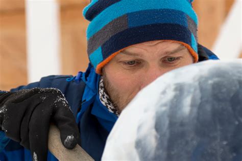 직장에서 손에 끌이 달린 파란 겨울 양복을 입은 조각가의 초상화 12월에 대한 스톡 사진 및 기타 이미지 12월 25 29세 건축 Istock