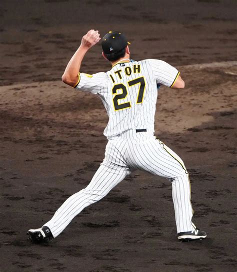 ＜神・オ＞5回、東のバント処理で悪送球する伊藤将（撮影・島崎忠彦） スポニチ Sponichi Annex 野球