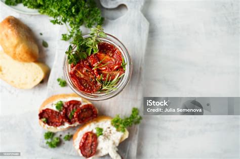 이탈리아 요리 말린 토마토와 코티지 치즈를 곁들인 브루스케타 흰색 배경에 이탈리아 음식 토스트가 준비되고 있습니다 항아리에 말린