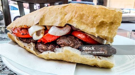 터키 호스텔 Ekmek 미트볼 샌드위치 토마토 양파와 피망 미트볼에 대한 스톡 사진 및 기타 이미지 미트볼 바게트 빵