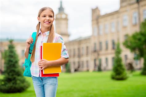 야외서 서 셔츠 데님 청바지를 입고 배낭 배낭을 들고 포니 테일 피그 테일과 사랑스러운 아이의 사진을 돌렸다 가방에 대한 스톡 사진 및 기타 이미지 Istock