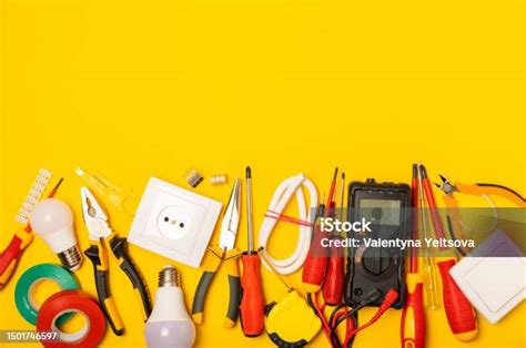 복사 공간이 있는 노란색 배경에 전기 장비 평면도 전기 공구 세트 멀티 미터 테스터 스크루 드라이버 커터 덕트 테이프 램프 줄자