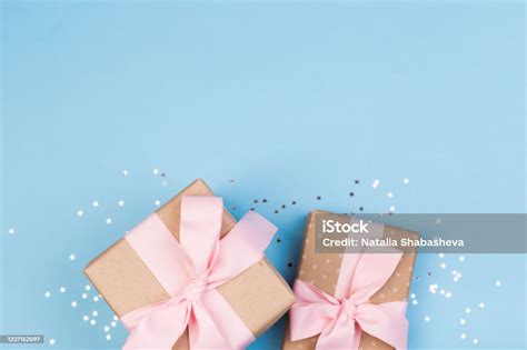 선물 또는 선물 상자와 별 색종이 위에서 파란색 테이블에 생일 어머니의 날 또는 결혼식을위한 평면 구성 개념에 대한 스톡 사진