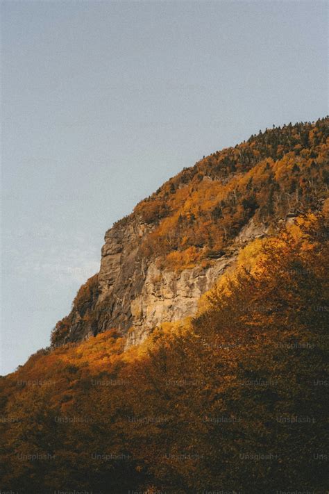 산 꼭대기를 날아가는 비행기 사진 Unsplash의 자연 이미지