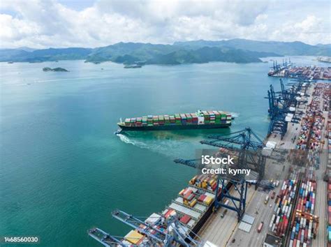 Yantian 항구 심천시 Chinaexport 수입 사업 물류 국제에 있는 선박 항구에 제조 물류 화물 콘테이너 배의 공중