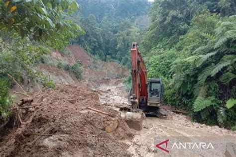 PUPR Kotanopan Siagakan Alat Berat Di Jalur Mudik Rawan Longsor