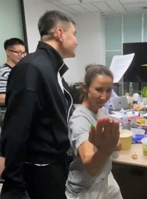 48岁李玟素颜照曝光，眼袋与黑眼圈抢镜，双颊凹陷皱纹明显太苍老 360娱乐，你开心就好