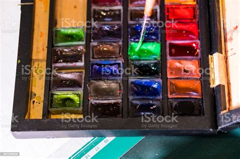 브러시와 손 수채화 물감 페인트의 세트와 함께 상자에 페인트를 혼란 스럽게 해요 경기 조추첨에 대한 스톡 사진 및 기타 이미지
