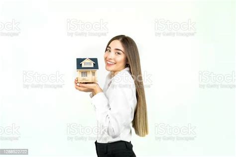 그녀의 손에 집을 들고 젊은 여자 흰색으로 격리됩니다 건축 건축 건설 부동산 및 부동산 개념 20 24세에 대한 스톡 사진 및