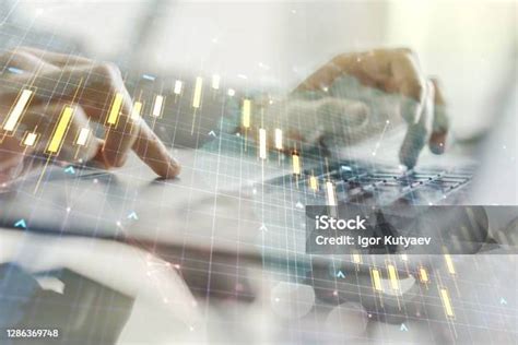 세계지도와 백그라운드 은행 및 회계 개념에 컴퓨터 키보드에 입력 손으로 추상적 인 창조적 인 금융 다이어그램의 이중 노출 거래자에 대한 스톡 사진 및 기타 이미지 Istock