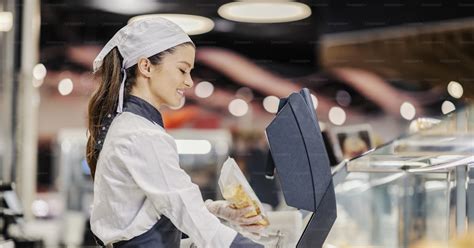 과자를 파는 슈퍼마켓의 빵집 부서 직원 사진 Unsplash의 음식 이미지