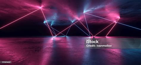 게이트 네온 빛나는 보라색 파란색 Led 레이저 활기찬 경로 입구 단계 밤 배경 콘크리트 반사 미래 공상 과학 소설 복고풍 현대 Udnerground 터널 복도 외계인