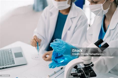 과학자는 피펫과 시험관으로 작업합니다 생명 공학의 과학 실험실 의학의 발전 및 화학 생화학 및 실험 연구 25 29세에 대한